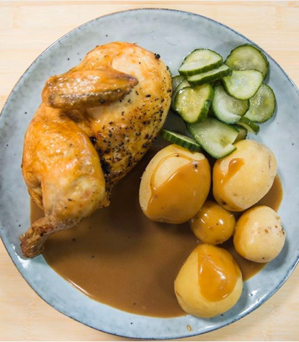 1/2 ovn kylling med kartofler og brun sovs | industrivejens grillbar